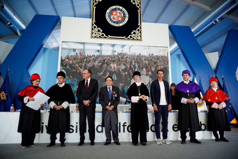 Rafa Nadal reconoce la excelencia de los alumnos de la UAX en el acto de apertura del curso ...