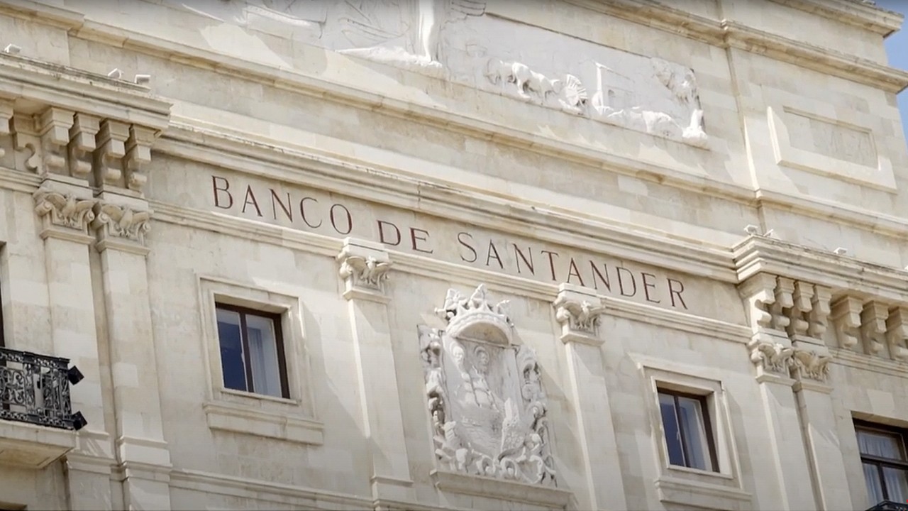 Santander innovates and transforms two emblematic buildings
